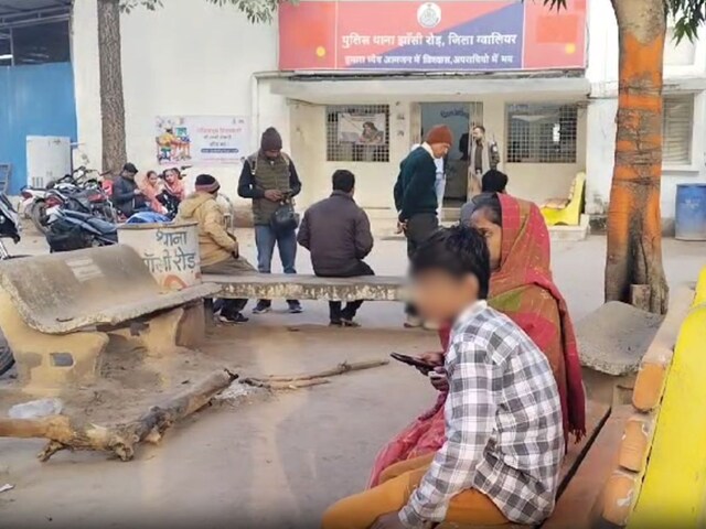 पड़ोसी की छत पर चढ़ा लड़का, उसे देख महिला ने कमरे में किया बंद, बोली ...