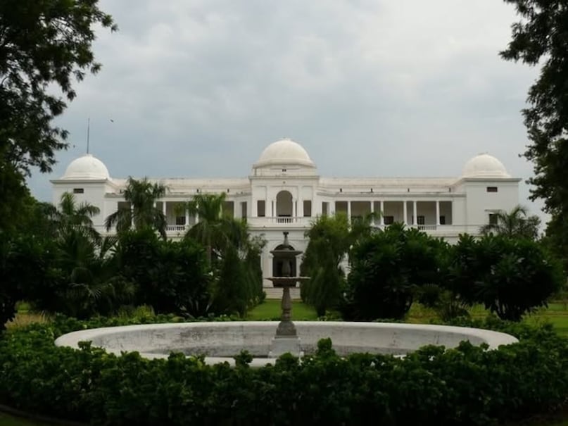 Saif Ali Khan House: 10 एकड़ में फैला है सैफ अली खान का घर, 150 कमरे ...