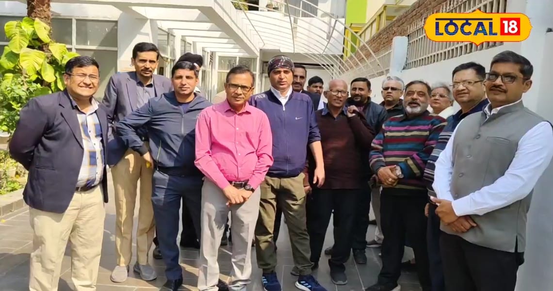 Greater Noida News: लोगों के साथ घपला! 15 साल से तैयार नहीं हुआ घर, बिल्डर पर मनमानी का आरोप ...