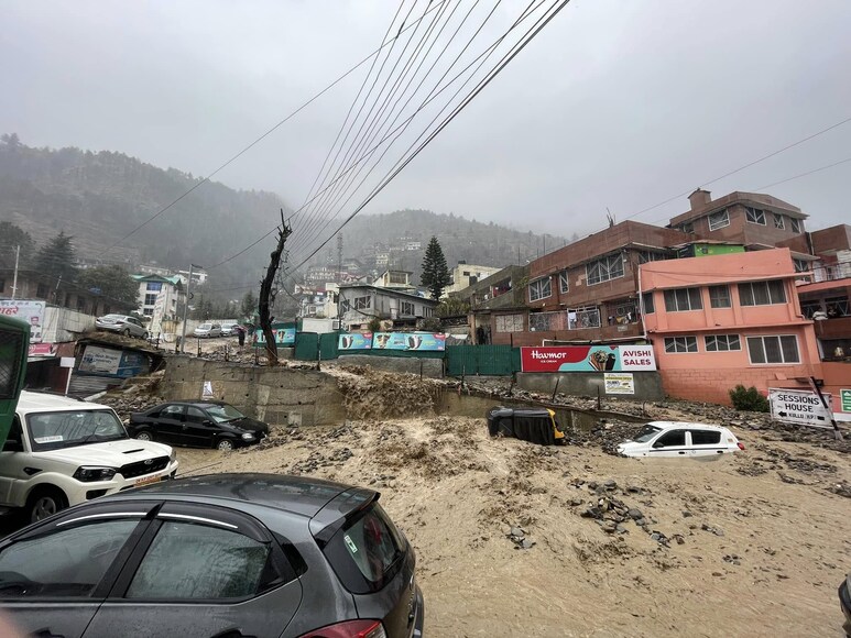 Kullu Flood: हिमाचल में 2 जगह बादल फटे! कुल्लू में कई गाड़ियां नाले में ...