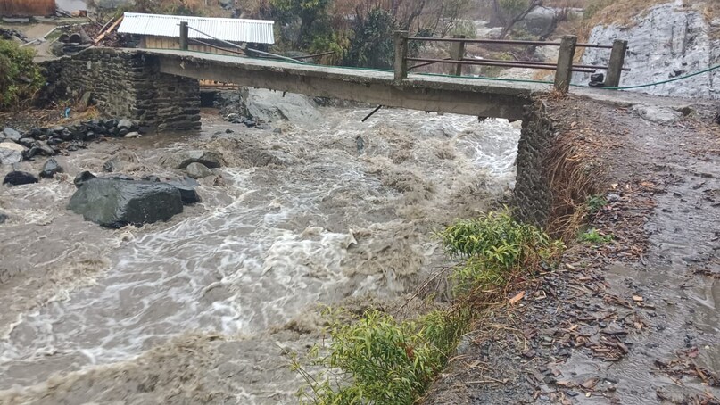 Kullu Flood: हिमाचल में 2 जगह बादल फटे! कुल्लू में कई गाड़ियां नाले में ...