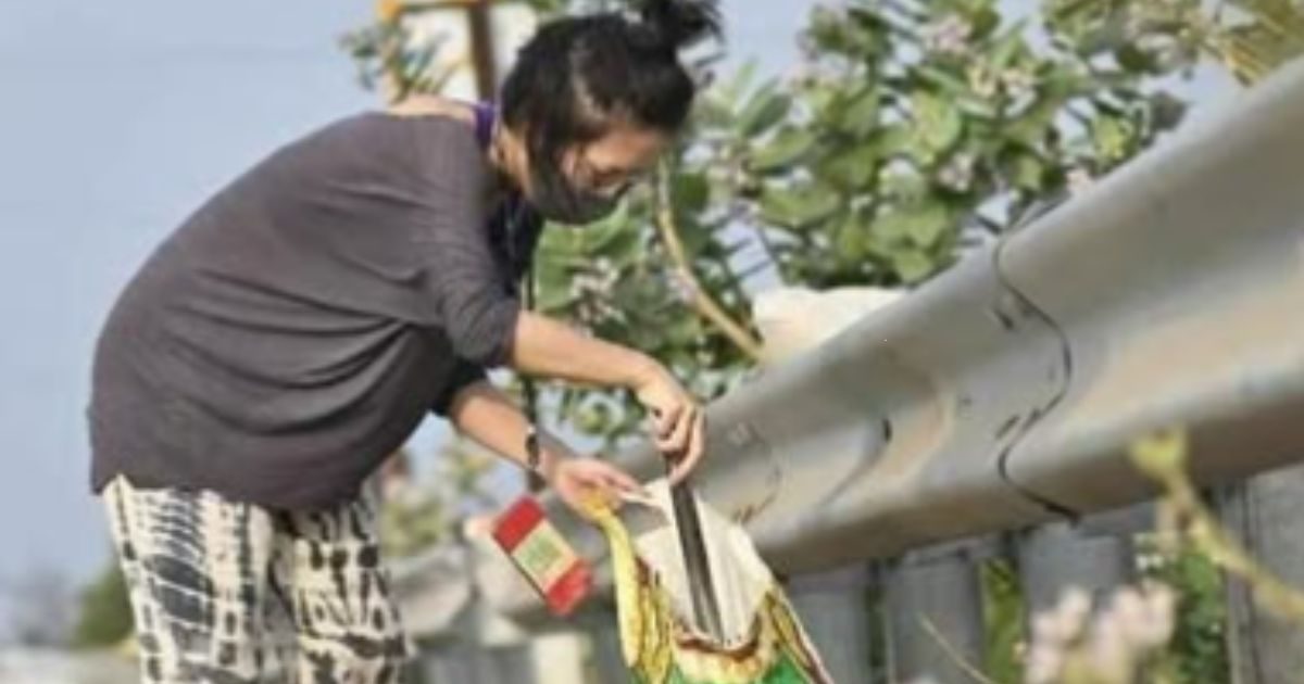 पुरी शहर से हुआ ऐसा प्‍यार, अकेले ही समुद्र तट पर सफाई करने लगी जापानी ...