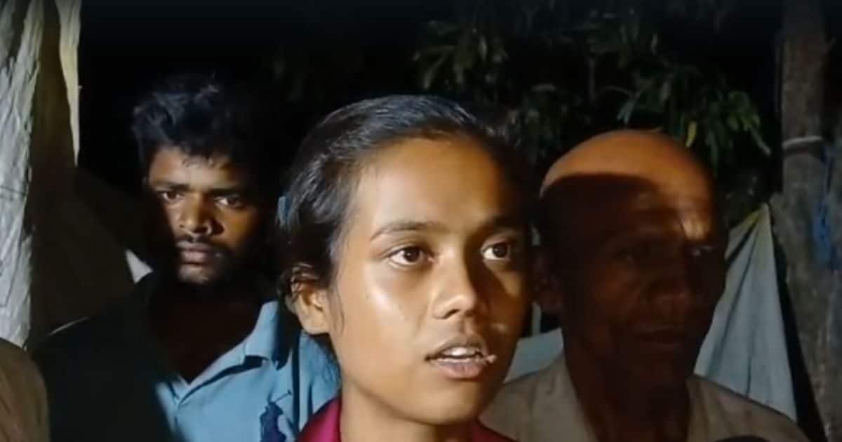 Ballia News: '20 फीट ऊंचे पेड़ पर कोई कैसे...' पुलिस पर भड़कीं पूजा की ...