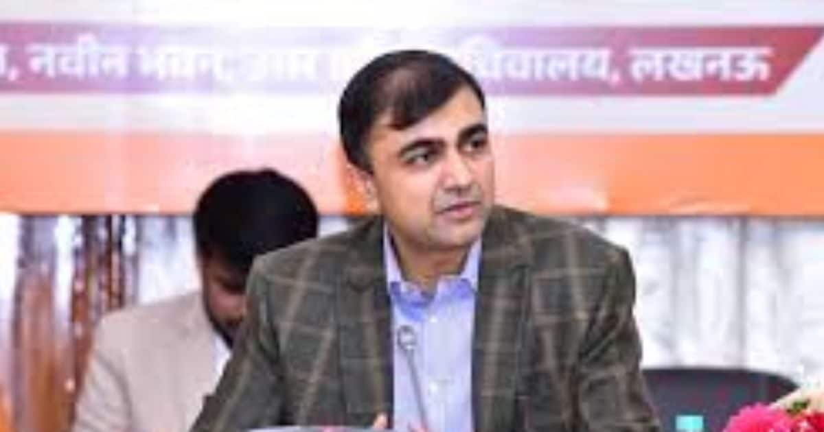 IIT से बीटेक किया, फिर बने UPSC टॉपर, अब सीएम योगी ने कर दिया सस्पेंड ...