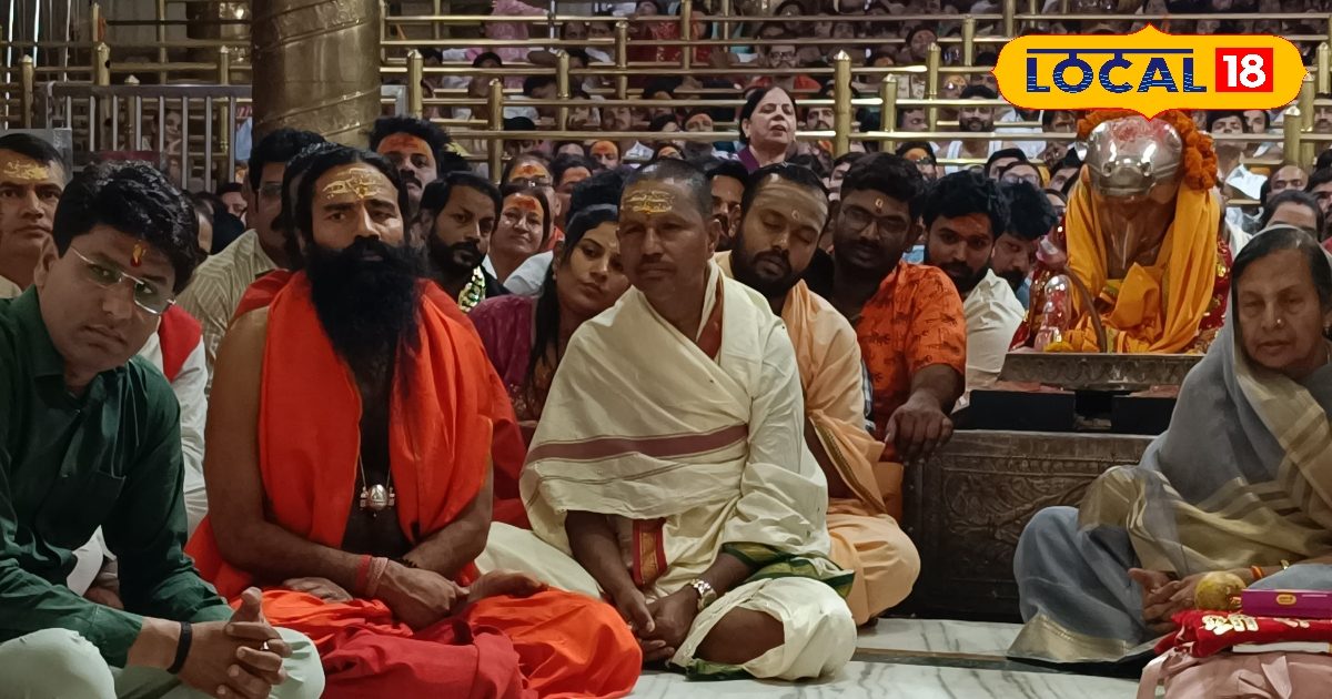 Indian yoga guru Baba Ramdev bowed his head in the Bhasma Aarti of ...