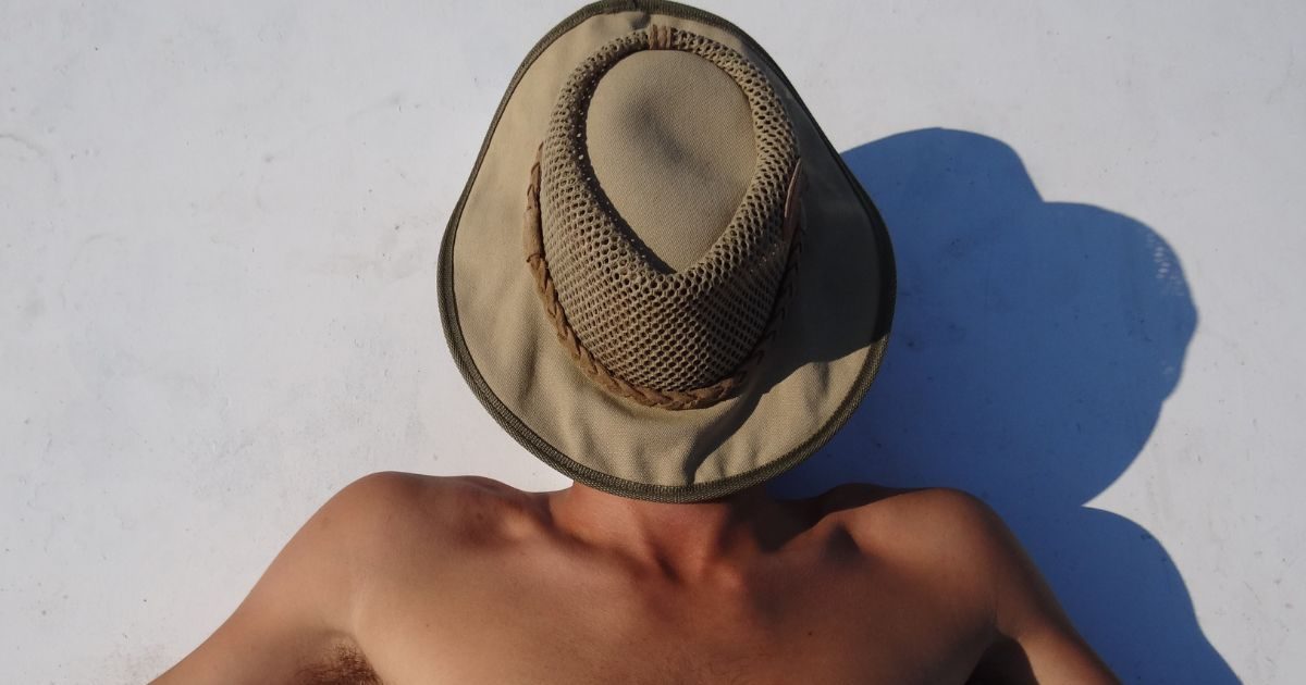 चीन के 'कुछआ संत' हाओ ने टैनिंग से बदला अपना रंग, वीडियो वायरल ...