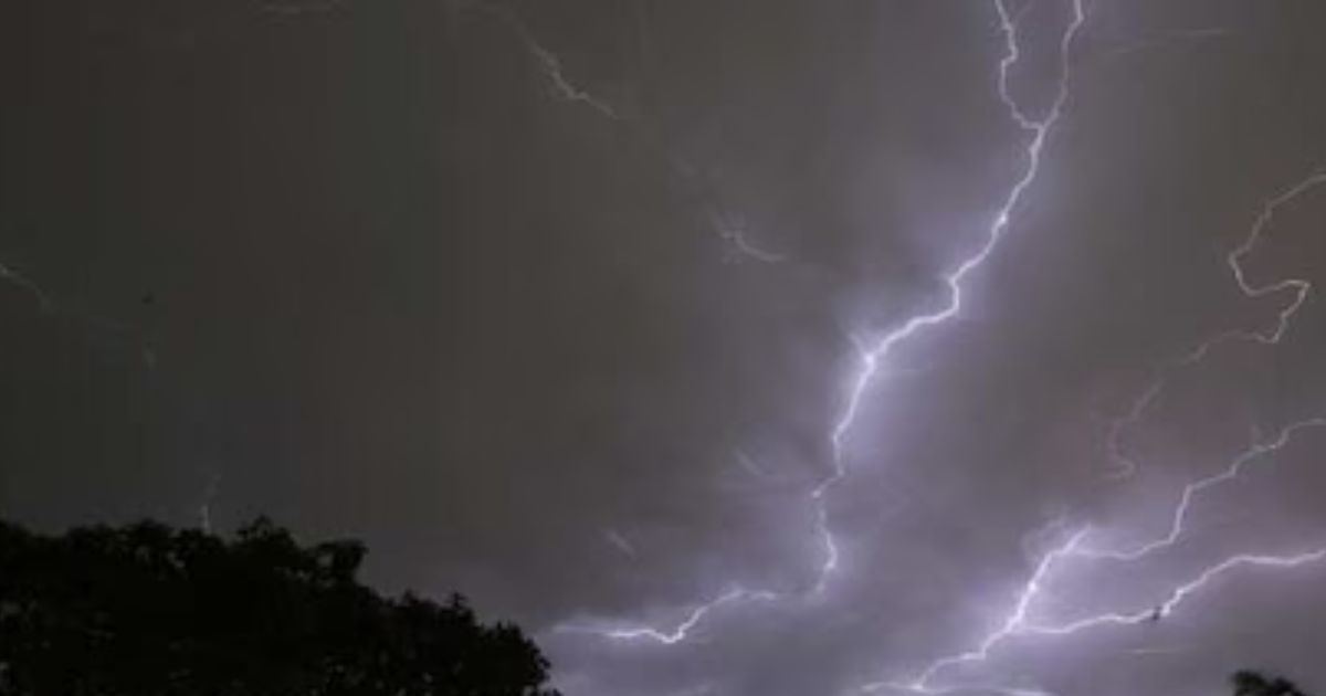 UP Weather: यूपी में अगले 3 दिन चलेगी भयंकर आंधी! 21 जिलों में गरज चमक ...