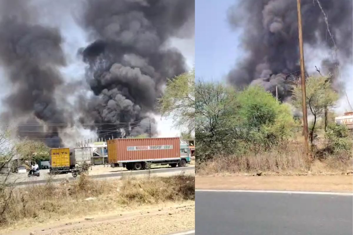 Dewas Factory Fire: देवास की बंद पड़ी बांस फैक्ट्री में लगी आग, दूर तक ...
