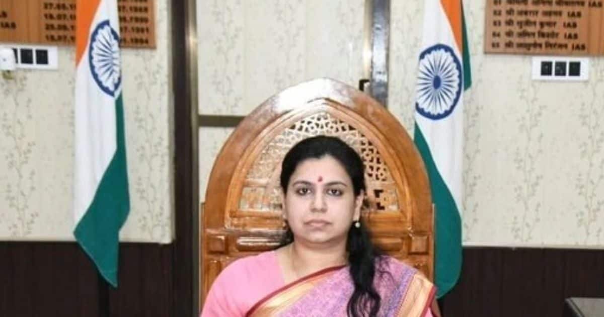 IAS Story : कौन हैं देवरिया की DM दिव्या मित्तल, जो करा रहीं IAS-PCS की तैयारी, लंदन की जॉब छोड़ ...