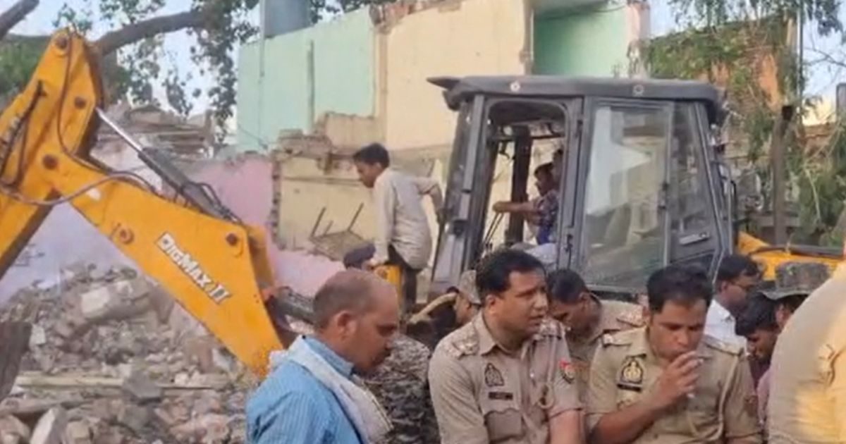 Agra News: भरभराकर गिरी बिल्डिंग, मलबे में 10 लोग दबे, 2 की मौत, पुलिस इंस्पेक्टर भी घायल