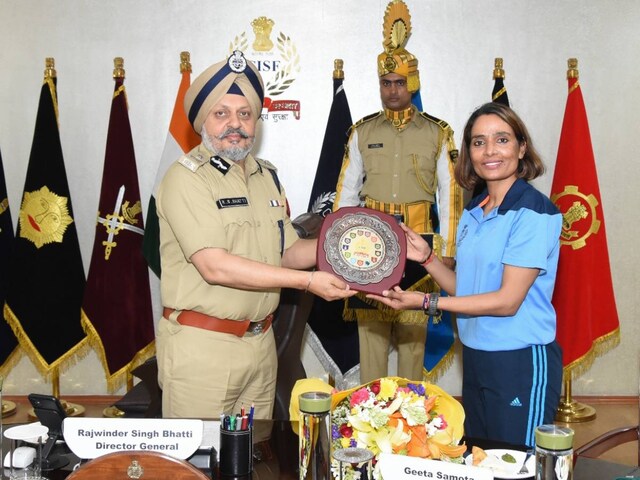 माउंट एवरेस्ट फतह करने वाली पहली CISF महिला SI गीता समोटा का स्वागत ...