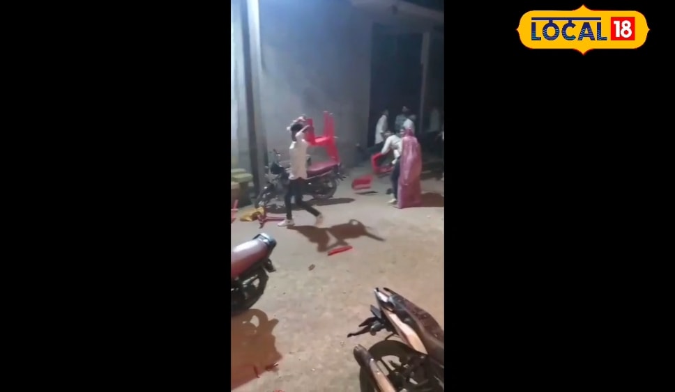 शादी में बज रहा था DJ, नाच रहे थे लोग, तभी हवा में उड़ने लगी कुर्सियां ...