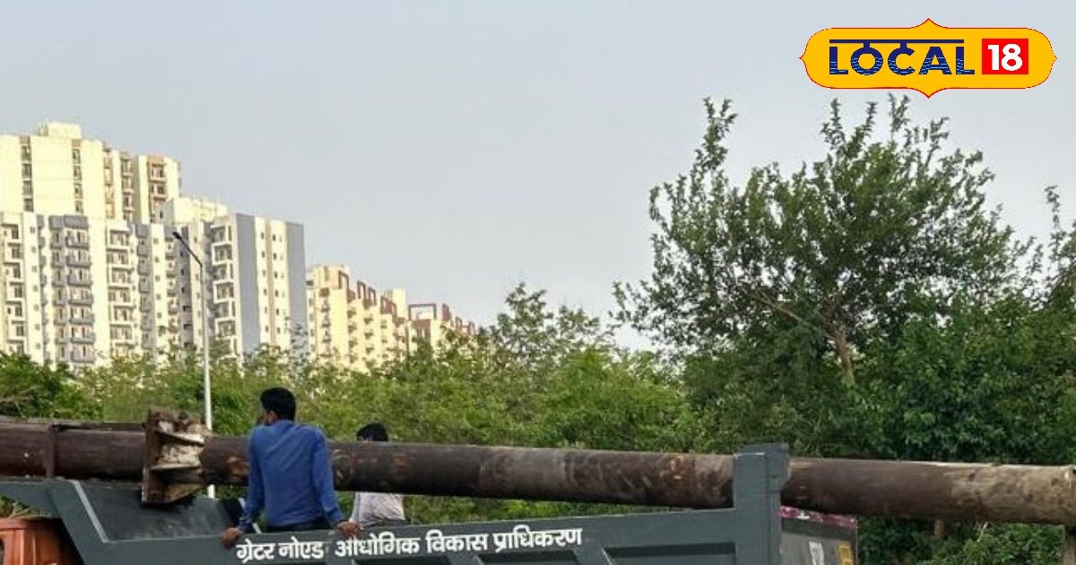 Noida News: ग्रेटर नोएडा में अवैध यूनिपोल पर बड़ा चोट, हटाए गए 3, प्रशासन ने कसी कमर, अब नहीं ...