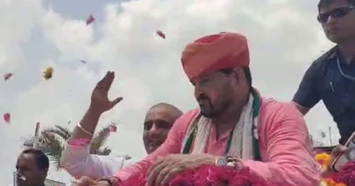 after being acquited in pocso act Brij Bhushan Sharan Singh receives Grand Welcome in ayodhya ...
