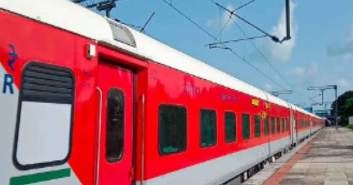 AC कोच में चुपचाप खड़े थे सेना के 35 जवान, गुस्से में TT बोला - 'भागो ...