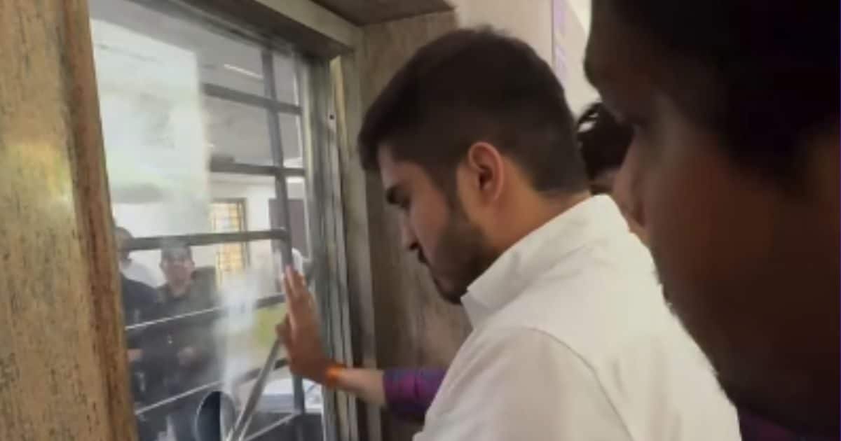 delhi university dusu president ronak khatri break admin counter window video viral। छात्रों को ...
