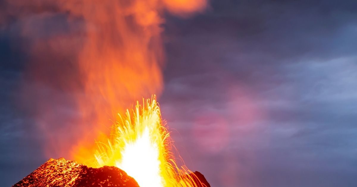 How to plan for Volcano tourism: आइसलैंड, इटली और हवाई में वोल्केनो ...