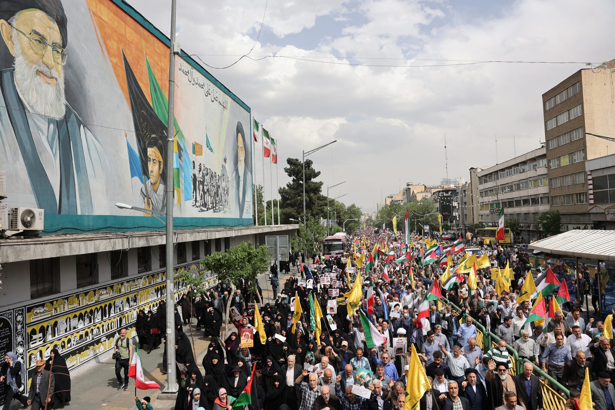 Iran Israel War Live: भूकंप के झटके से हिल गया ईरान, 5.2 तीव्रता से ...