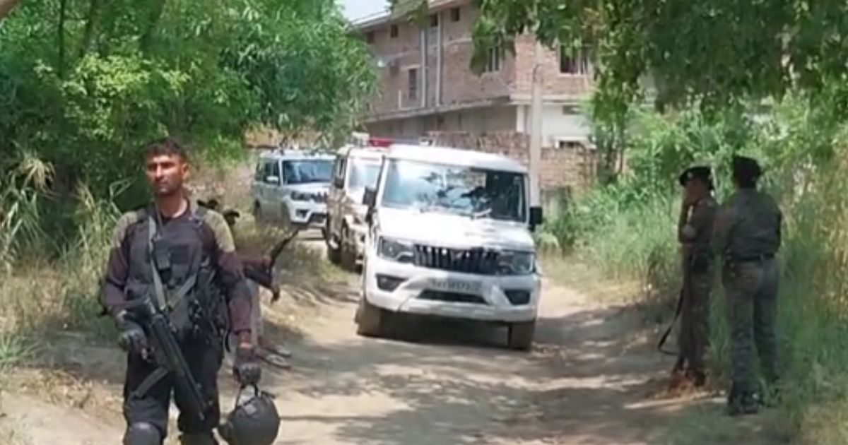 Samastipur News । STF and bihar Police raid suspended police saroj ...