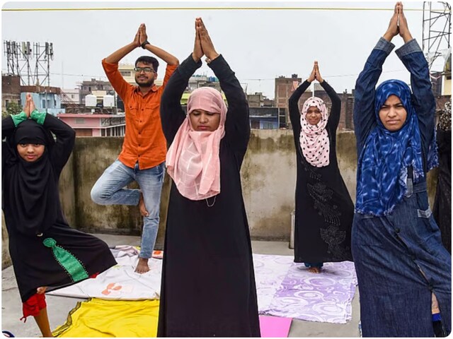 Yoga Muslims News: कुछ लोग चाहते हैं कि मुस्लिम... PM मोदी की कोशिश से ...