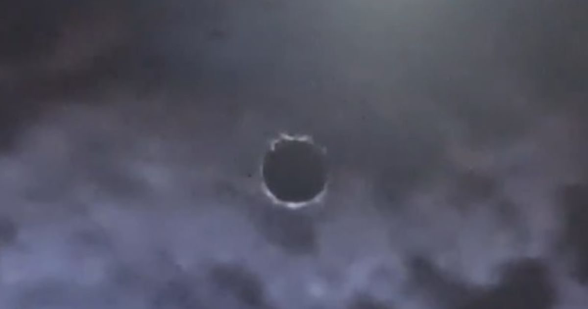 एलियन इंसानों की कर रहे जासूसी? ना आवाज, ना इंजन फिर भी हवा में दिखा ...