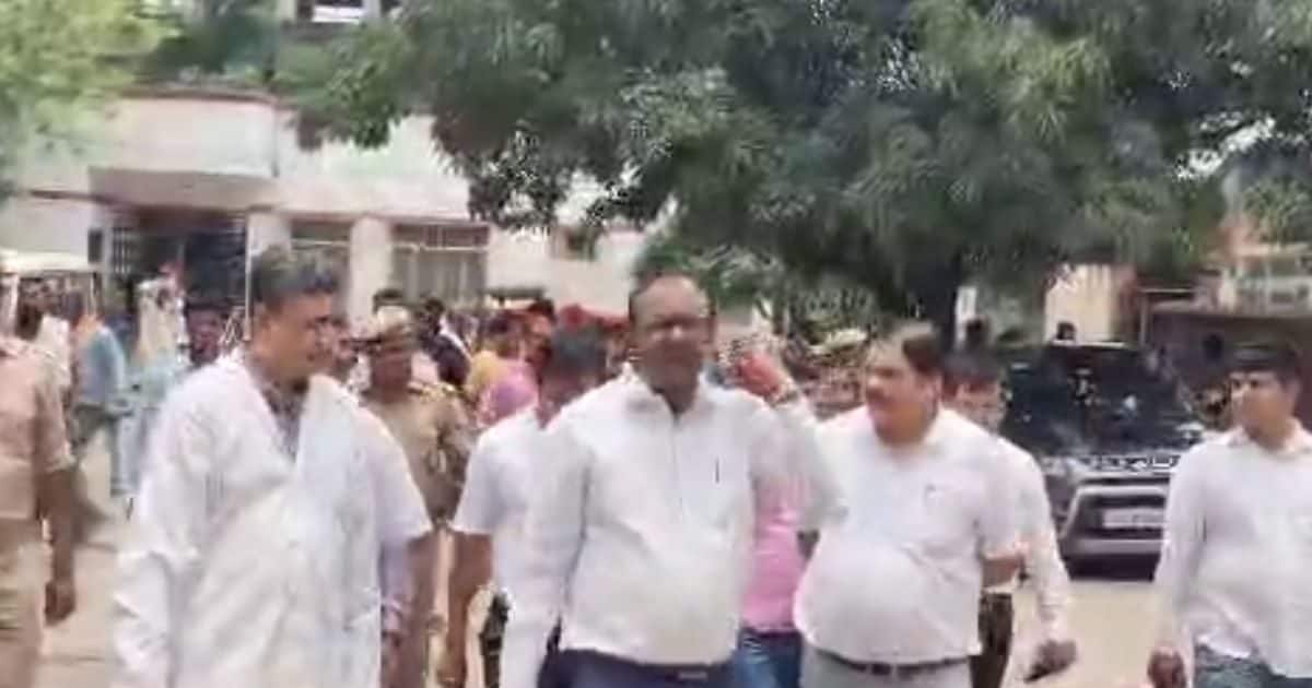 Maharajganj dm surprise visit district hospital two brokers detained ...