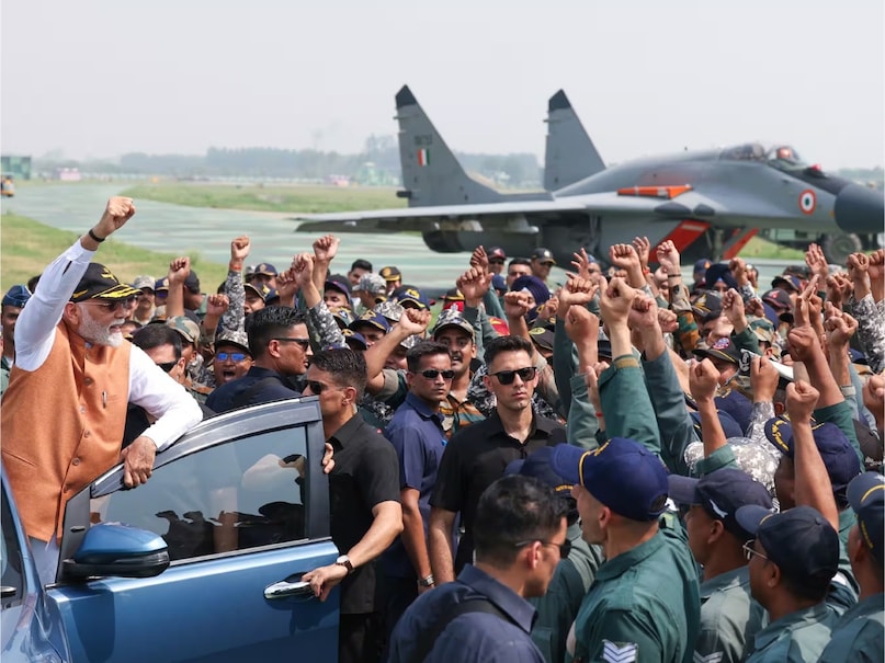 PHOTOS: कुर्सी पर जूनियर ऑपरेटर, बगल में खड़े PM मोदी, पाकिस्तान को सबक ...