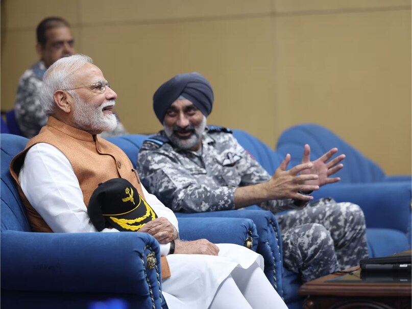 PHOTOS: कुर्सी पर जूनियर ऑपरेटर, बगल में खड़े PM मोदी, पाकिस्तान को सबक ...