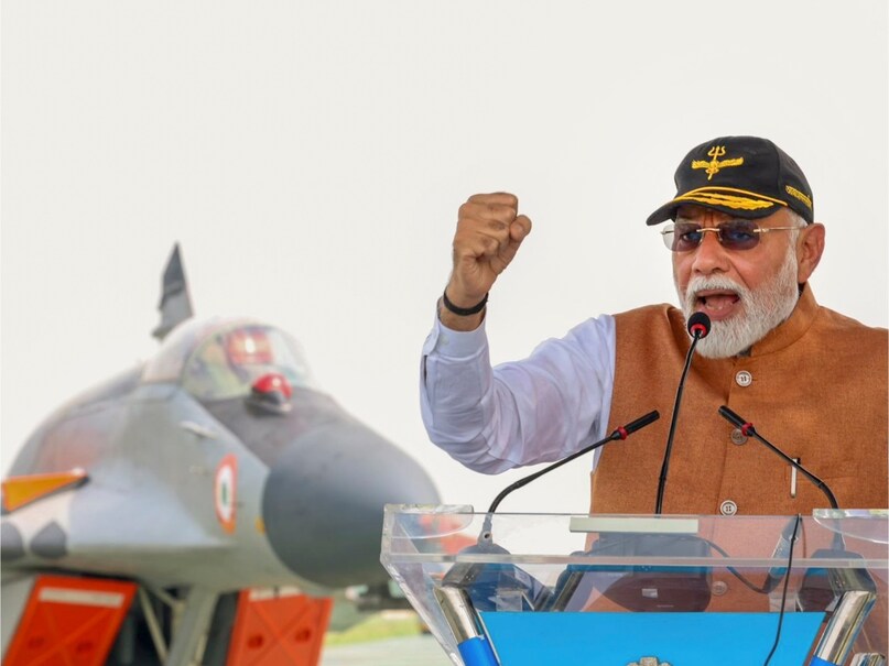 PHOTOS: कुर्सी पर जूनियर ऑपरेटर, बगल में खड़े PM मोदी, पाकिस्तान को सबक ...