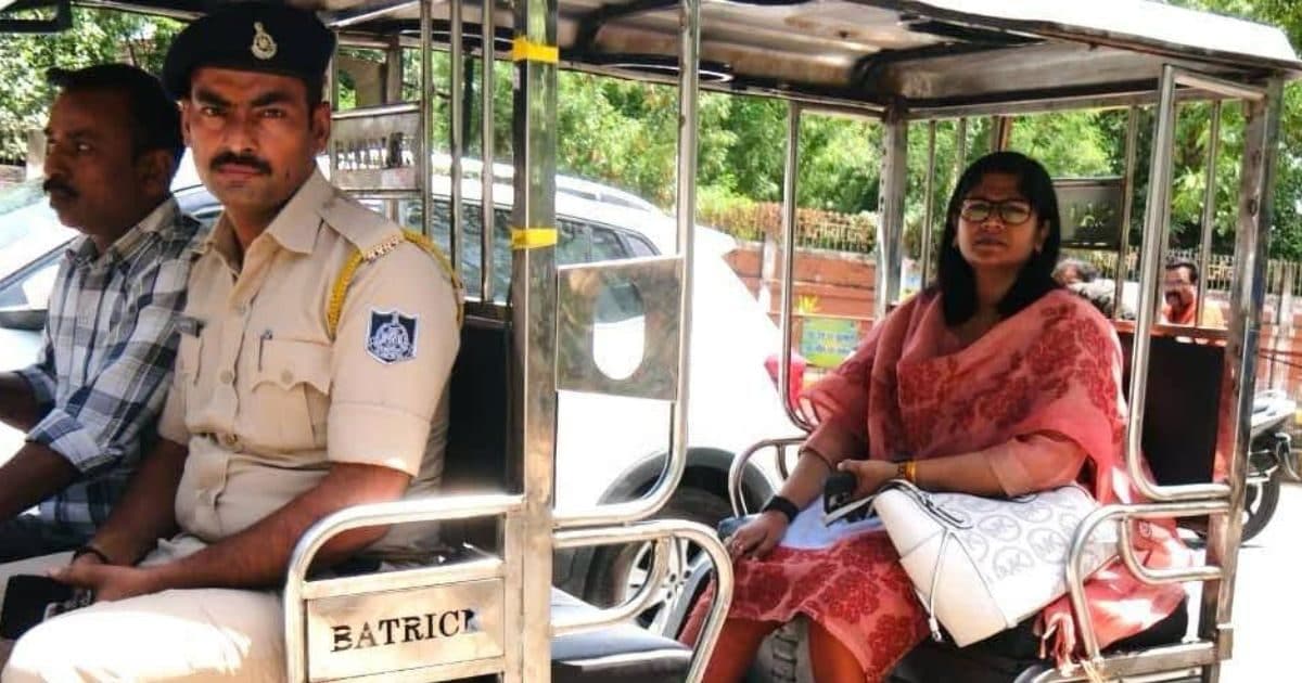 DM Story Who Is IAS Ruchika Chauhan Collector Gwalior Going Office By E Rikshwa। DM Story : कौन ...