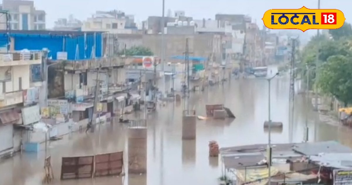 Sikar Rain Alert: भारी बारिश की वजह से टापू बना फतेहपुर, रोडवेज बस में ...