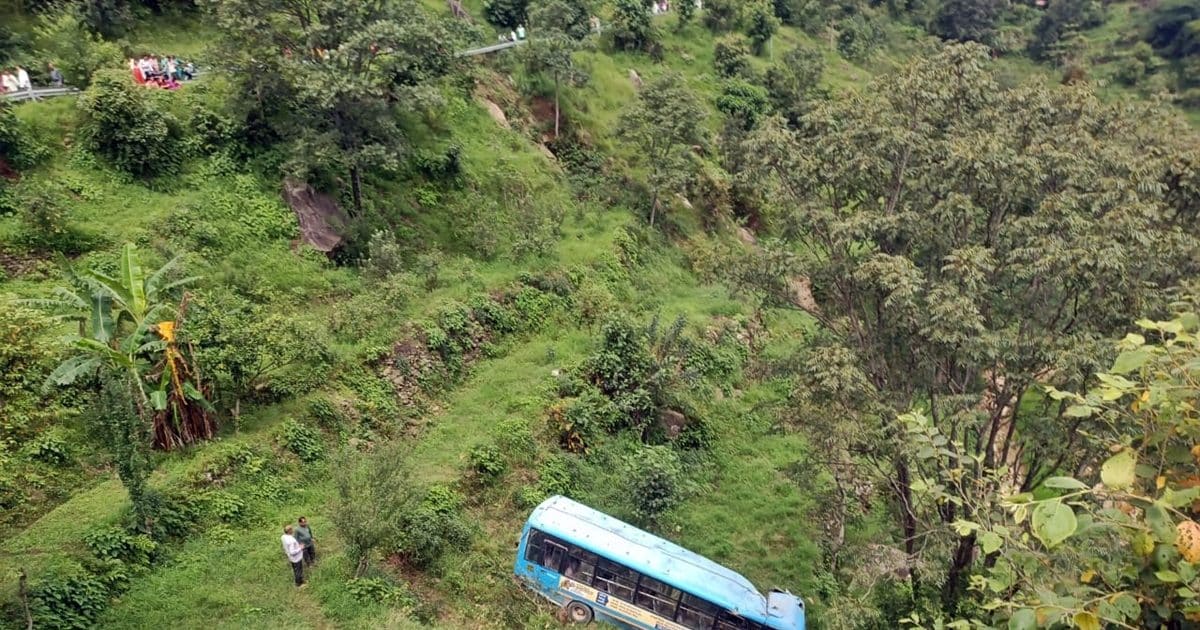 Himachal HRTC Bus Accident: हिमाचल में बड़ा हादसा, HRTC बस 150 मीटर नीचे खाई में गिरी, 16 साल के ...