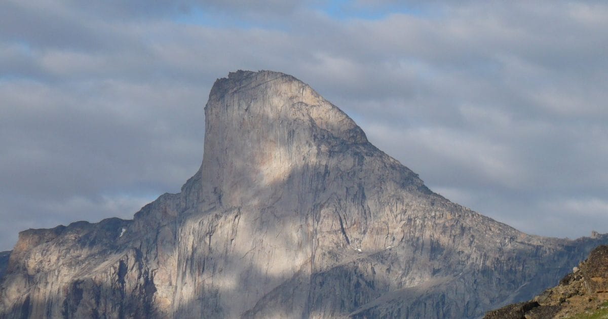 दुनिया में सिर्फ एक ही ऐसा पहाड़ है! 105 डिग्री झुकी है चट्टान, अगर ...