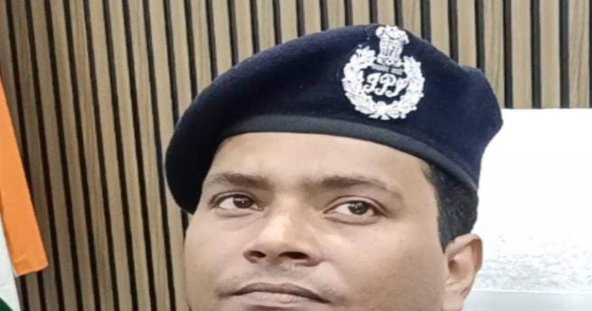 ज्वेलरी शोरूम के पास ड्यूटी पर थीं 4 महिला सिपाही, अचानक पहुंचे SSP, नजर पड़ते ही हुए नाराज ...