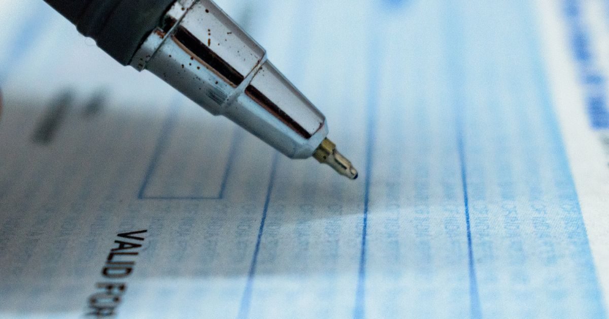 Bank Cheque: चेक के पीछे साइन क्यों जरूरी? 90% लोग नहीं जानते इस सवाल ...