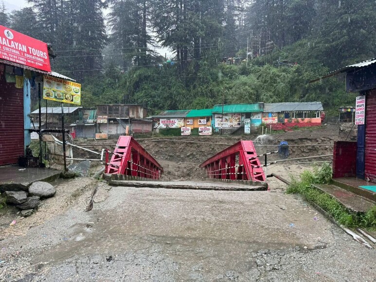 Manali Flood LIVE: मनाली में ब्यास नदी ने मचाई तबाही, 2023 जैसा मंजर ...