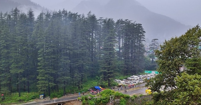 Manali Flood LIVE: मनाली में ब्यास नदी ने मचाई तबाही, 2023 जैसा मंजर ...