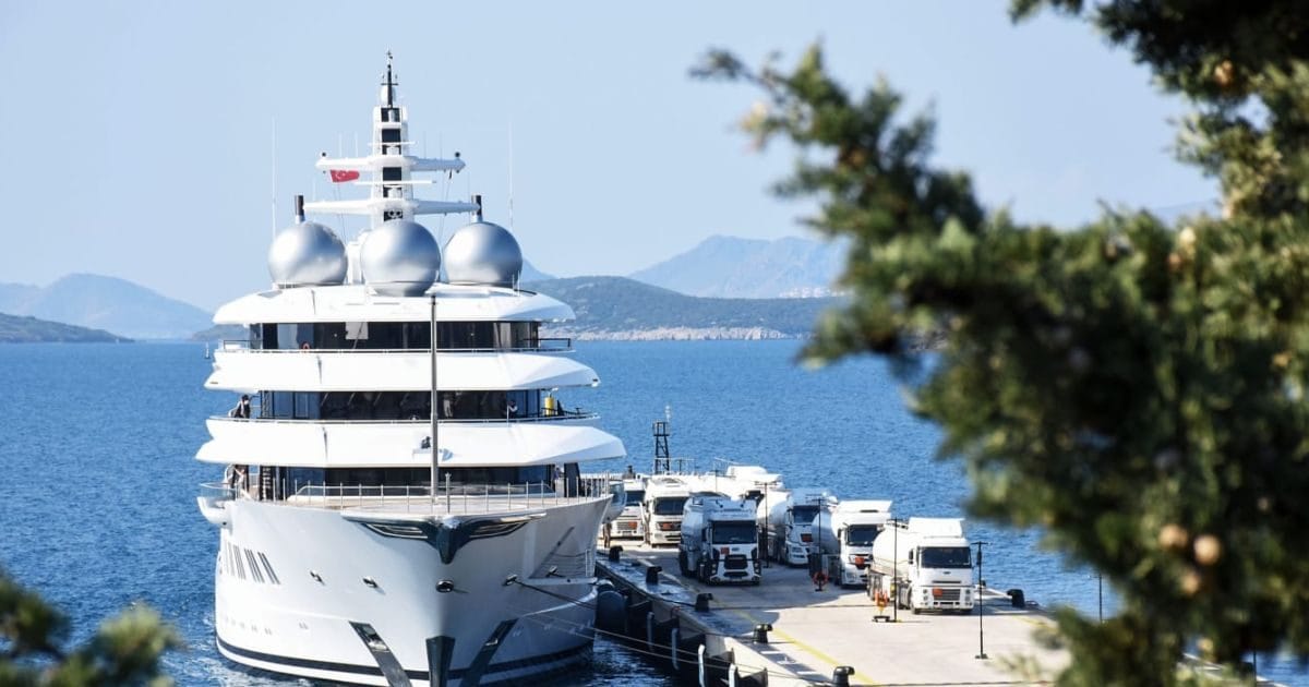 Russian Superyacht Amadea | ₹2,700 करोड़ का शाही जलमहल! हेलिपैड, जिम ...