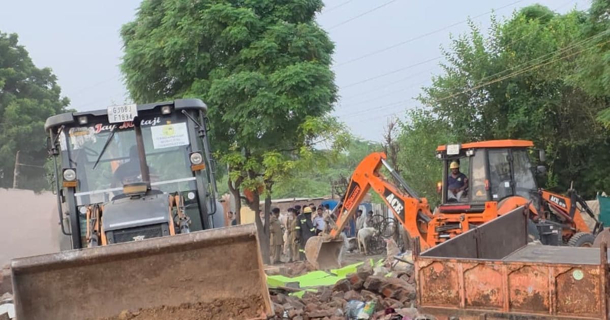 गुजरात के गांधीनगर में फिर गरजा बुलडोजर, साबरमती किनारे 700 से ज्यादा ...