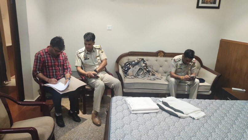 रेप केस में फंसा युवा SDM फरार, जिस रेस्ट हाउस के कमरे में हुआ था कांड, वहां से पुलिस को क्या मिला?