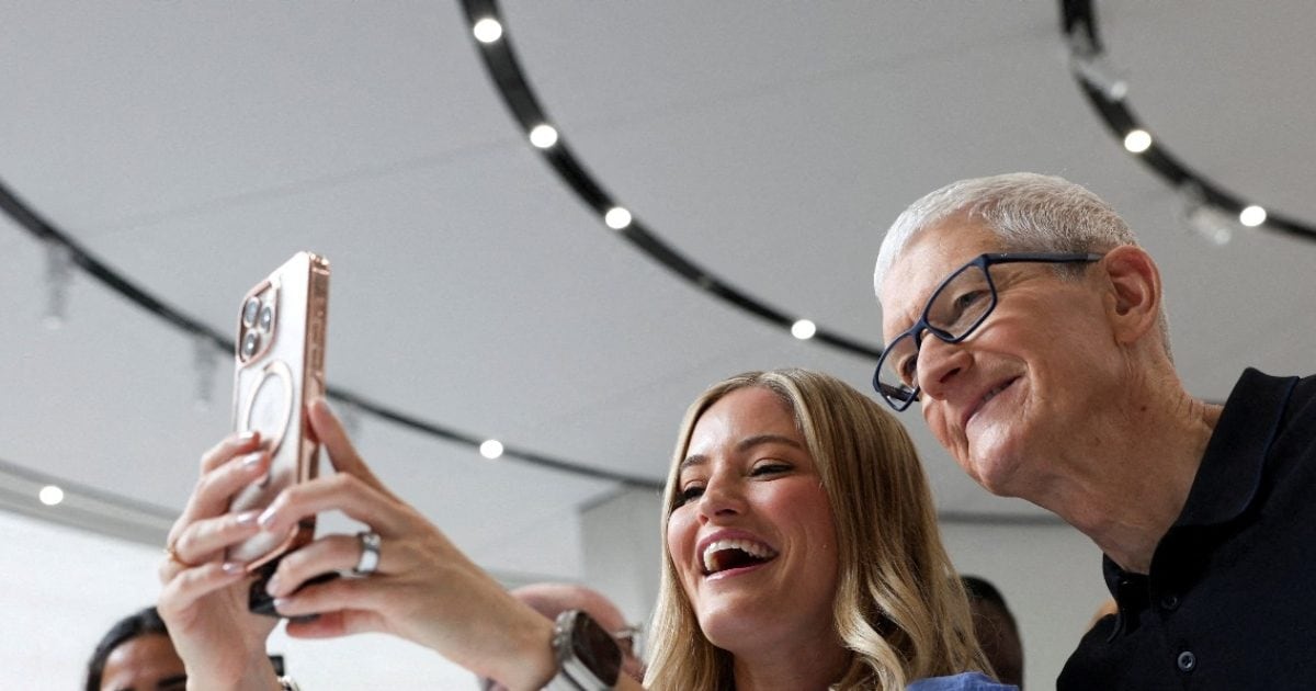 With which phone is the CEO of the iPhone maker tim cook taking selfie ...