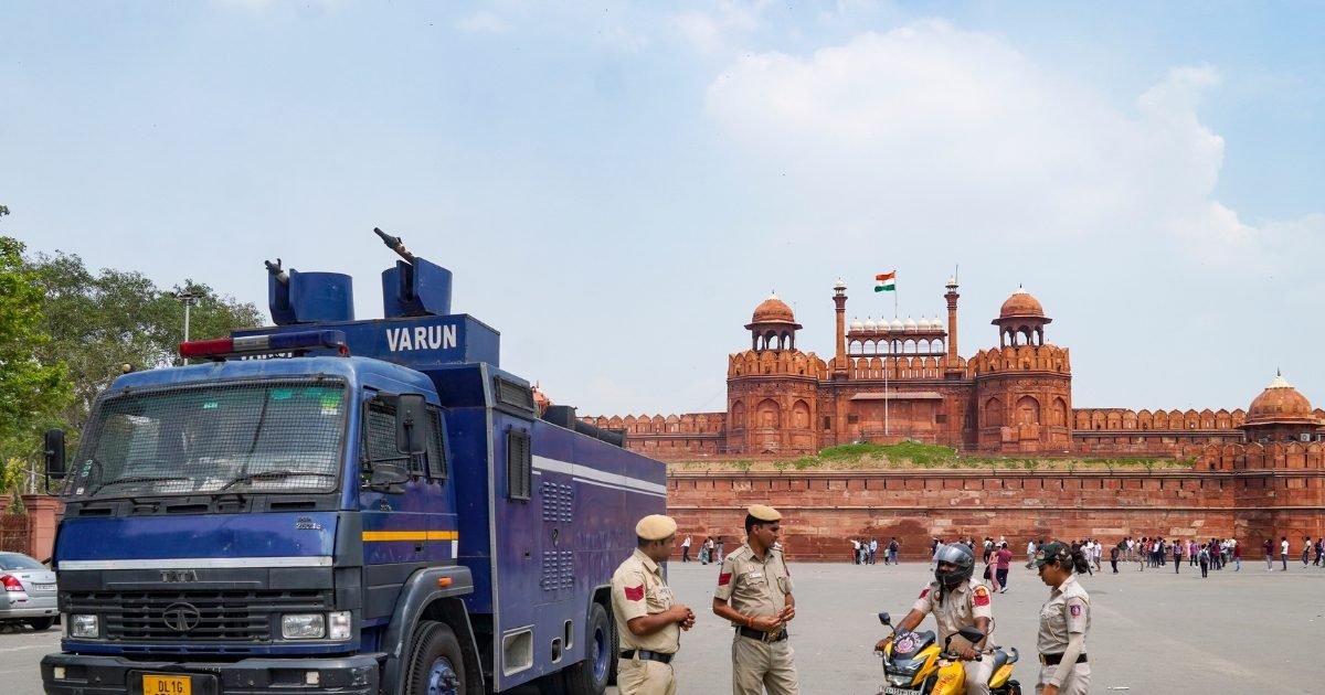 लाल किला के बाहर से हीरे जड़ा सोने का कलश ले उड़ा शातिर, लाखों रुपये है ...