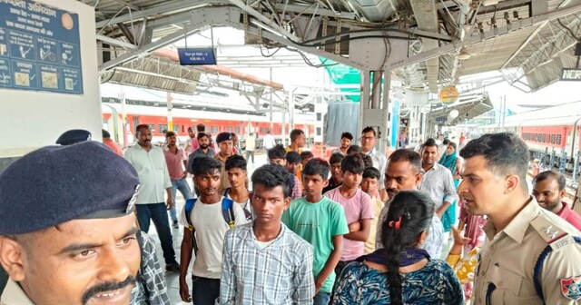 सीमांचल एक्सप्रेस में घुसे GRP अफसर, ट्रेन में बैठी महिला धीरे से बोली ...