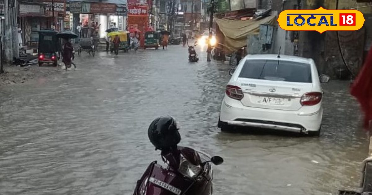 UP Weather Live: अक्टूबर में ऐसे बरस रहा जैसे हो जून, जाते-जाते डूबा ...