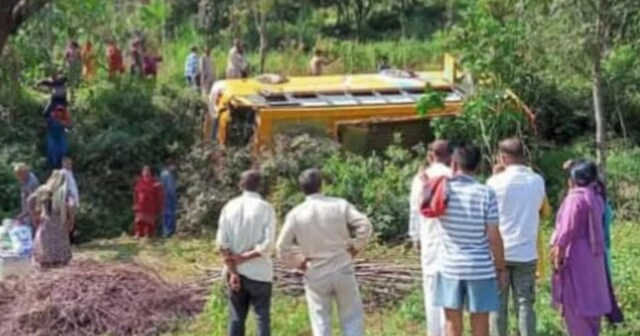 हिमाचल प्रदेश में एक और बस हादसा, 42 सवारियां से निजी बस खाई में गिरी ...