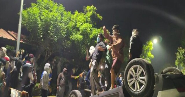 VIT यूनिवर्सिटी रणभूमि में बदला, बस-एंबुलेंस आग के हवाले, पुलिस बल तैनात