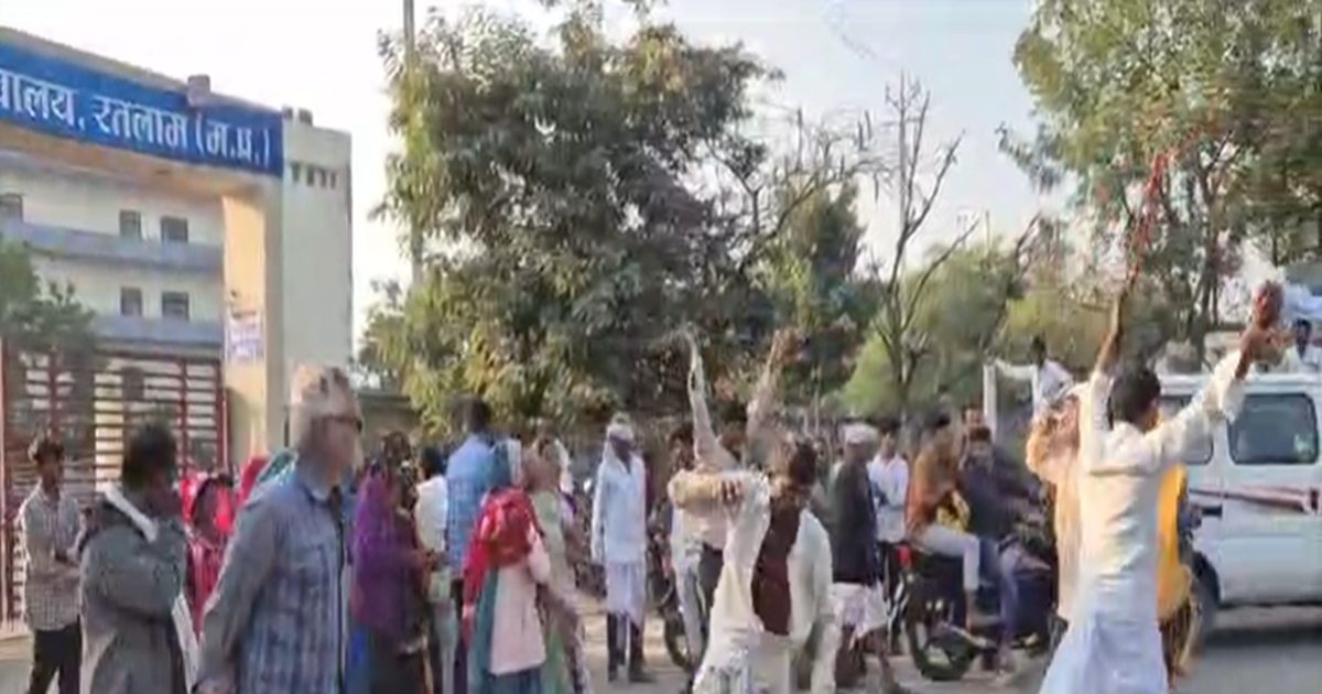 ढोल-नगाड़ों पर नाचते-गाते मेडिकल कॉलेज पहुंचे आदिवासी, अपने साथ ले जाने ...