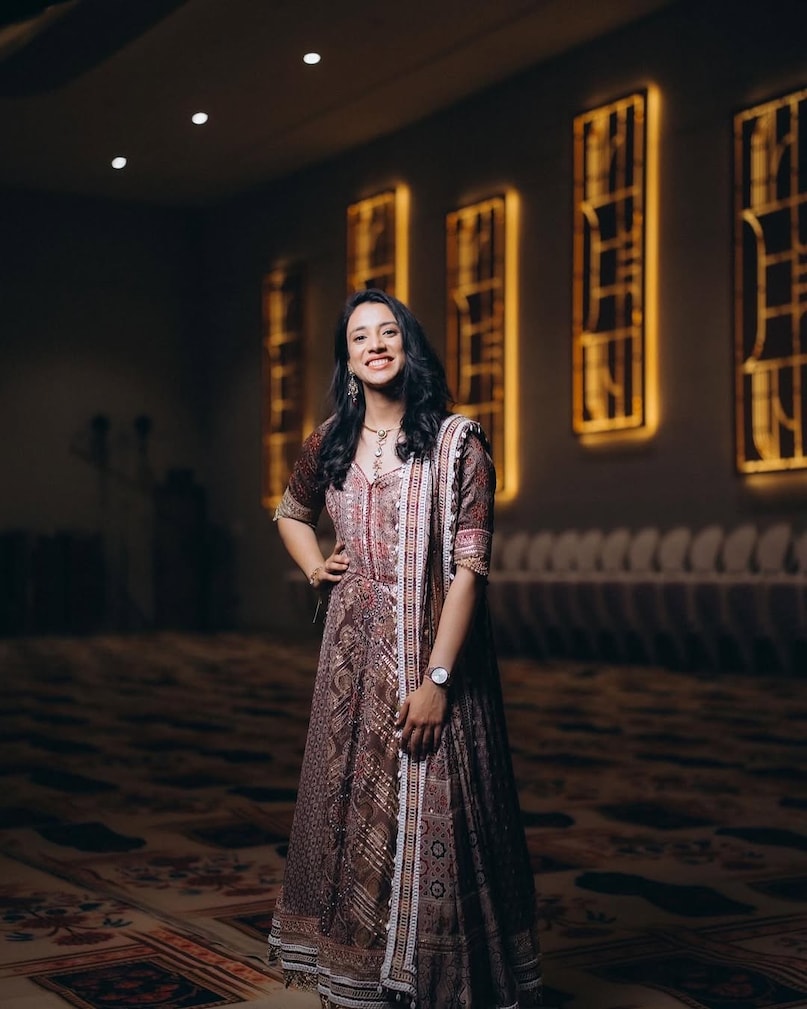 Smriti Mandhana Fashion: क्रिकेट की क्‍वीन ग्राउंड के बाहर भी हैं दिखती ...