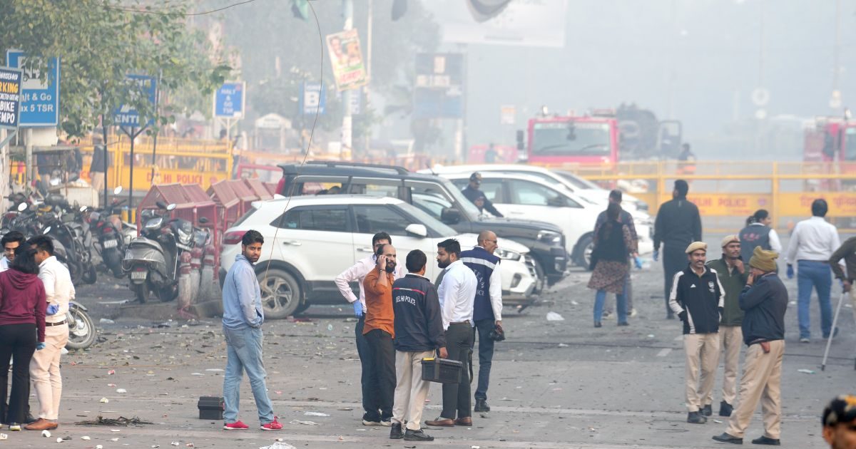 लाल किला धमाका: HR 26 कार के पास खड़ी हर गाड़ी से पूछताछ, क्या अकेला ...