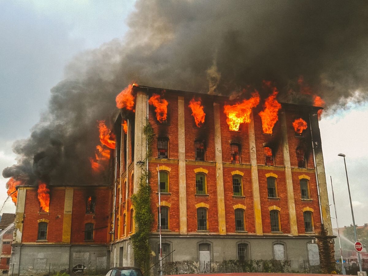 Building Fire safety tips। बिल्डिंग में आग लगने पर क्या करें - News18 हिंदी